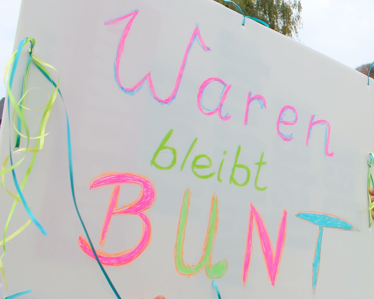 NPD mit Infotisch, Demokraten zeigen Flagge » Wir sind Müritzer