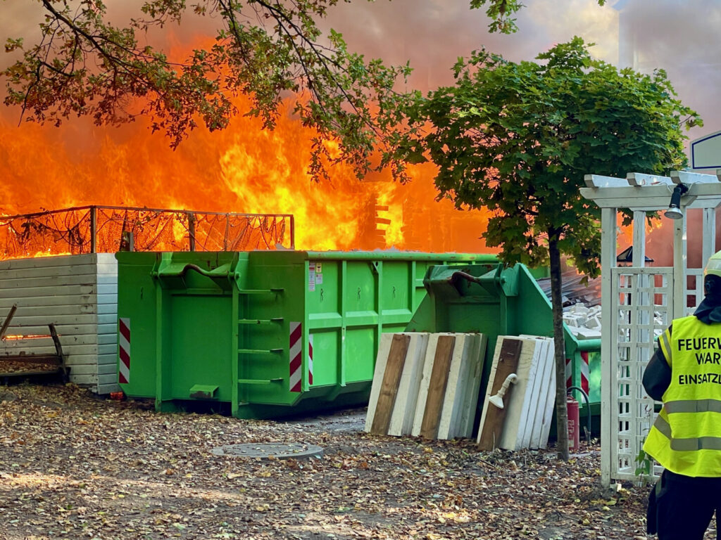Waren: Großbrand vernichtet Werft, Restaurant und Wohnung » Wir sind ...