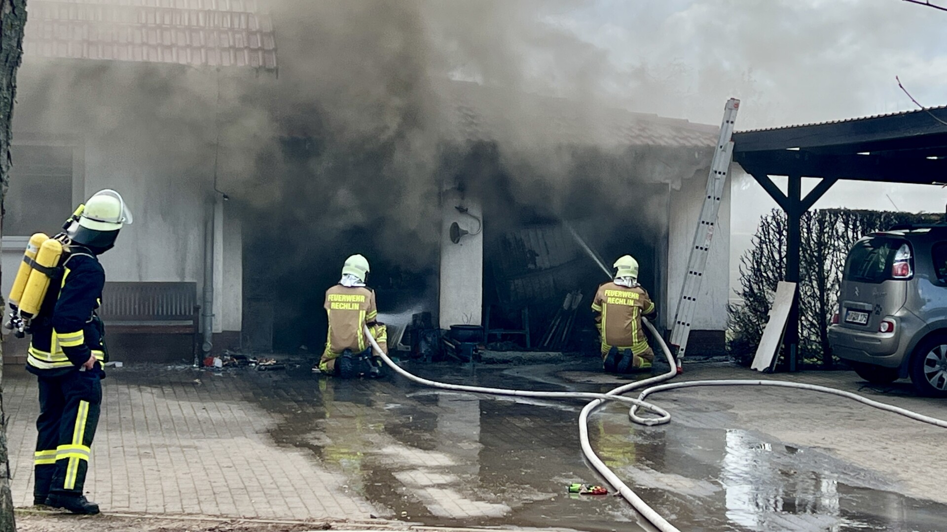Doppelgaragen gehen in Rechlin in Flammen auf » Wir sind Müritzer