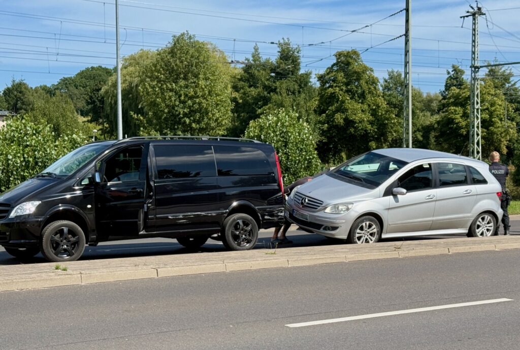 Anhänger und Pkw verkeilen sich auf Schweriner Damm » Wir sind Müritzer