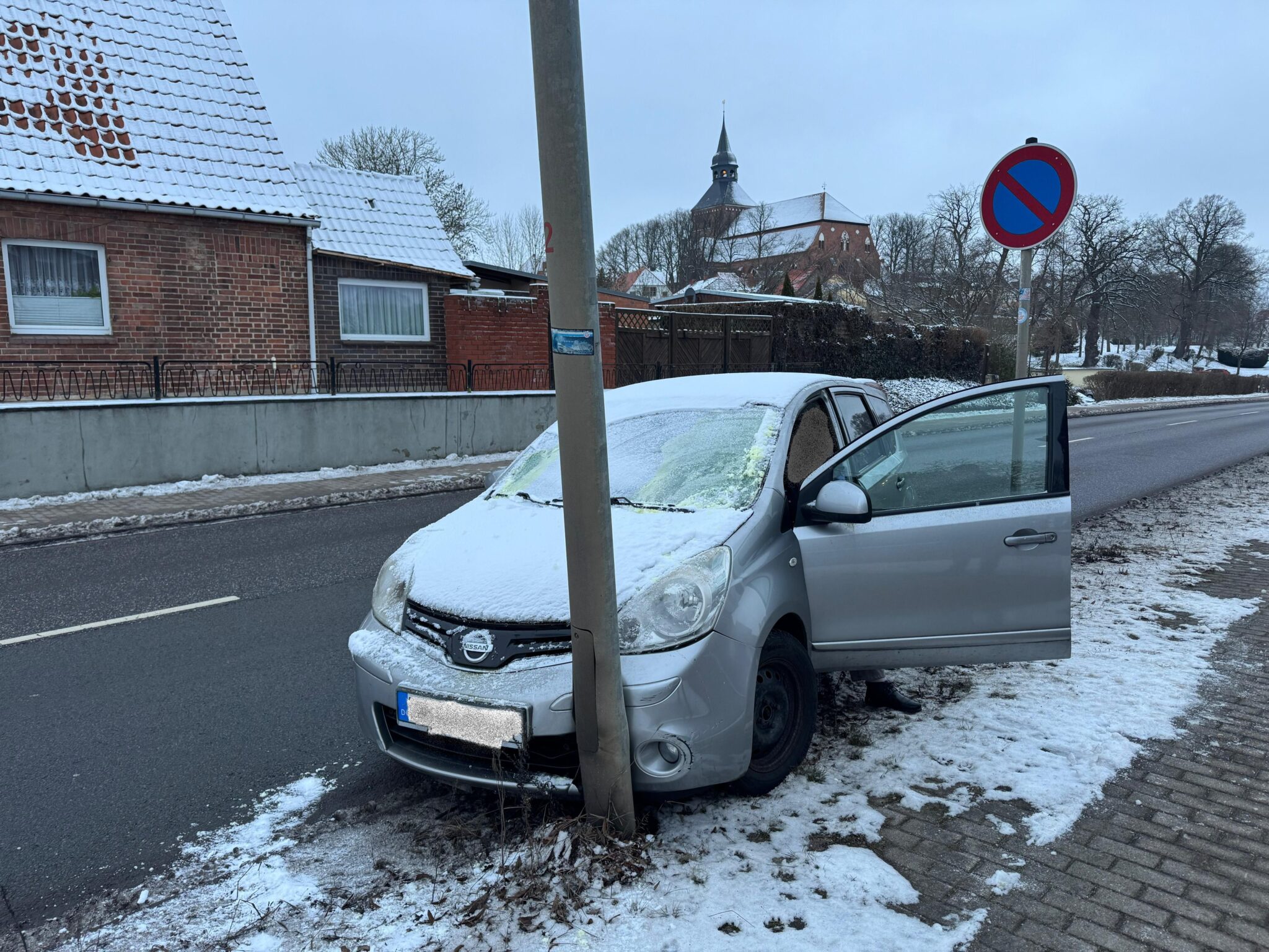 Vereiste Scheibe: Auto kracht gegen Laternenmast » Wir sind Müritzer